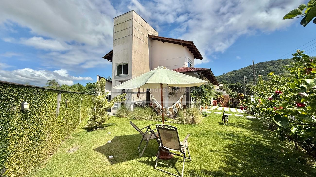 Casa com dois pisos em São Francisco do Sul